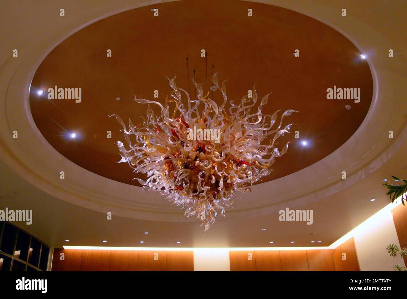 Das Carlyle Hochhaus feiert seine große Eröffnung und unterhält ...