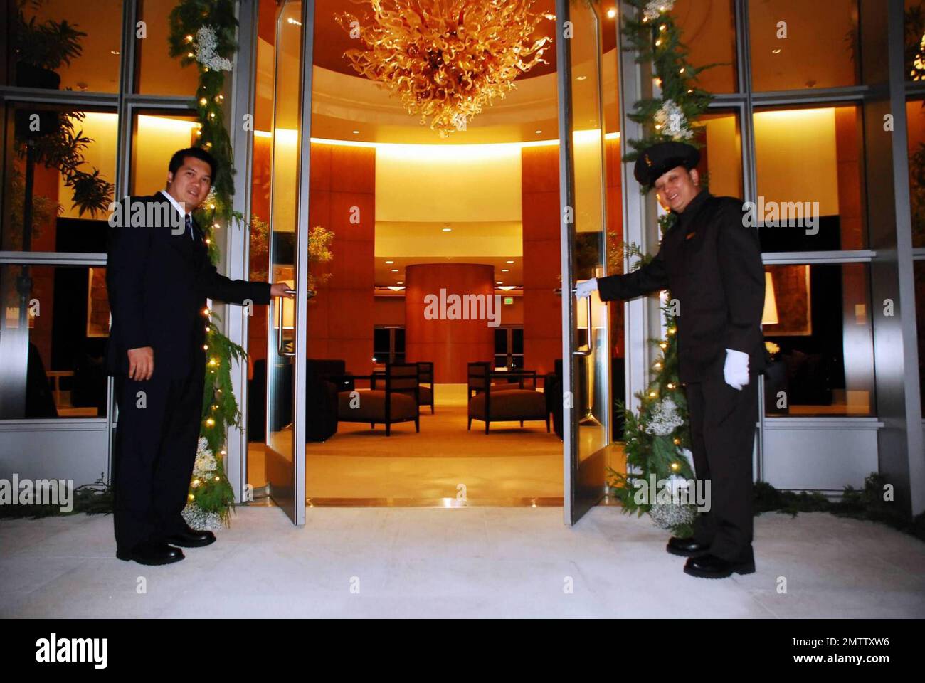 Das Carlyle Hochhaus feiert seine große Eröffnung und unterhält ...