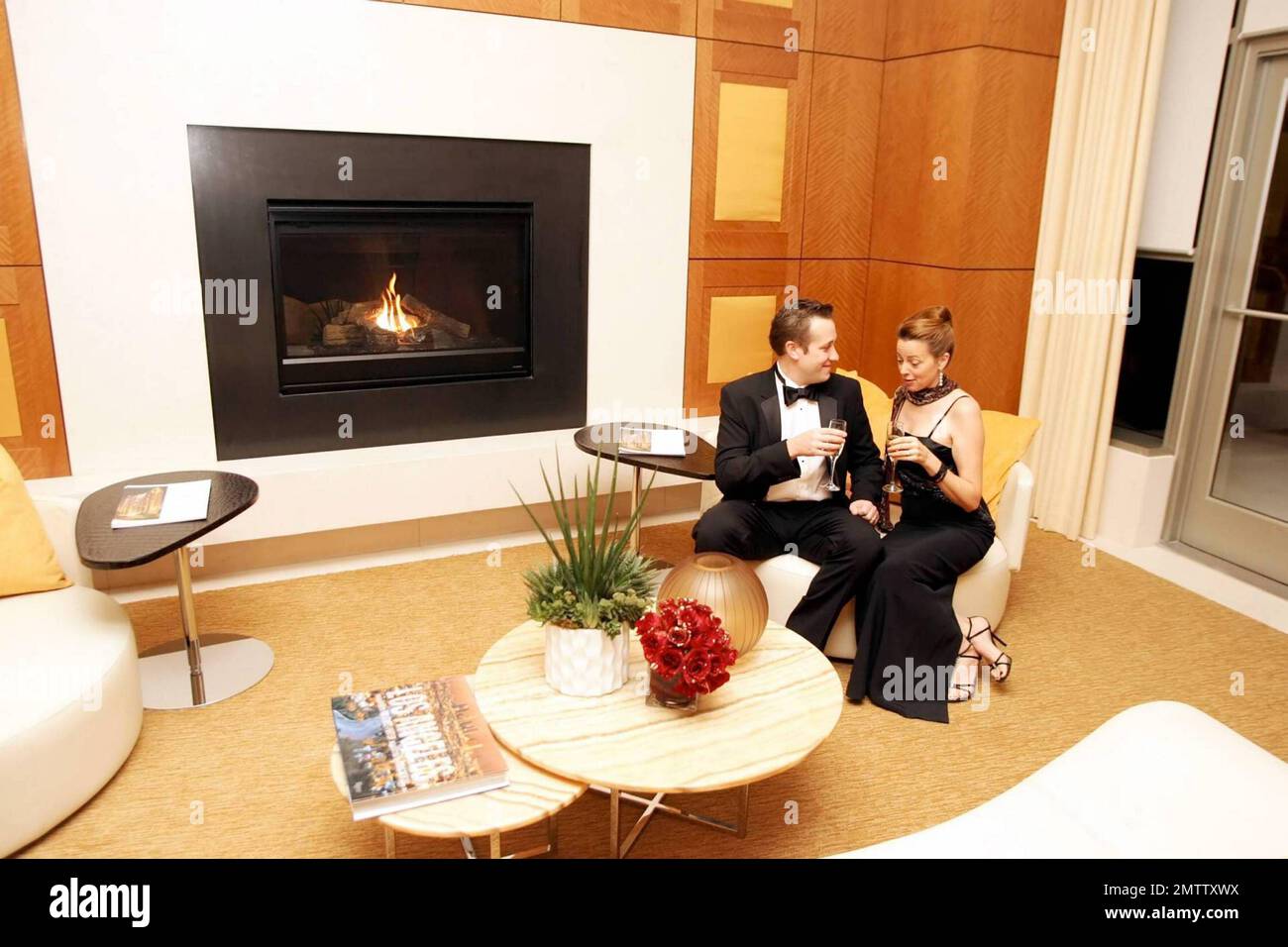 Das Carlyle Hochhaus feiert seine große Eröffnung und unterhält ...