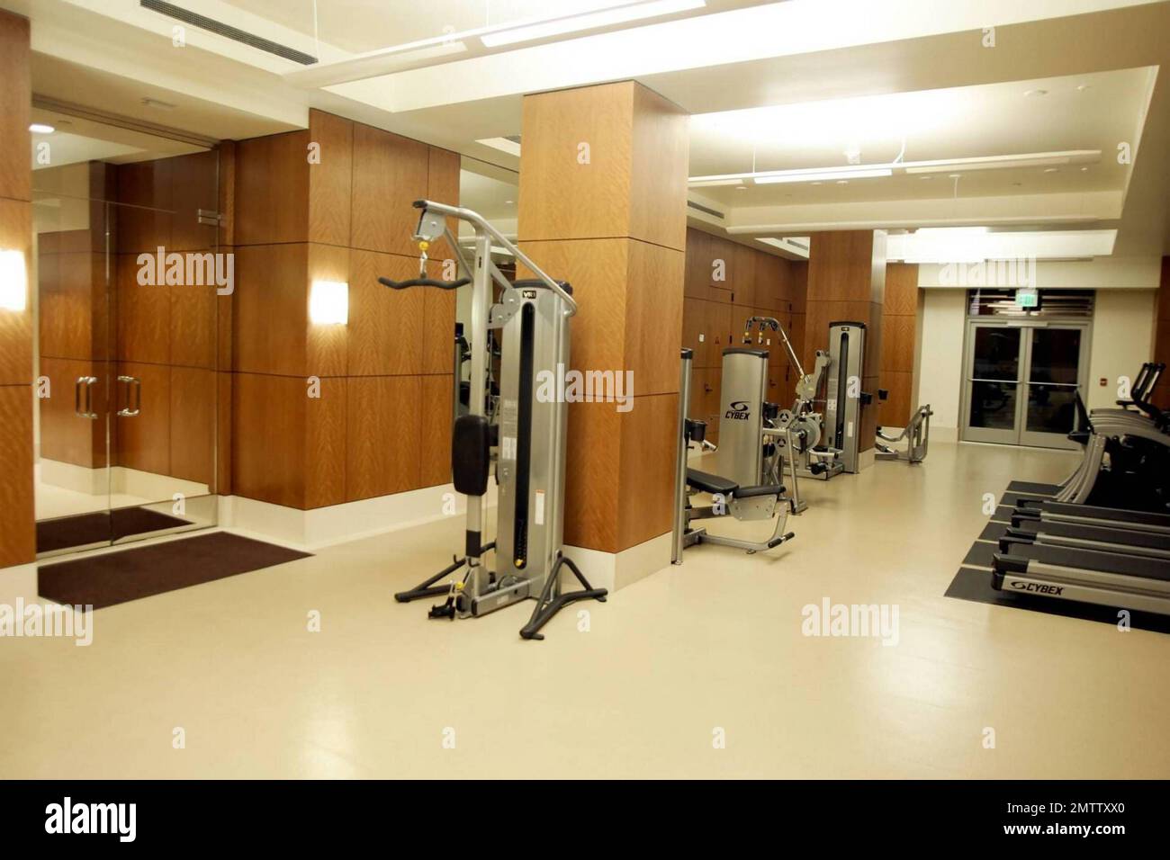 Das Carlyle Hochhaus feiert seine große Eröffnung und unterhält ...