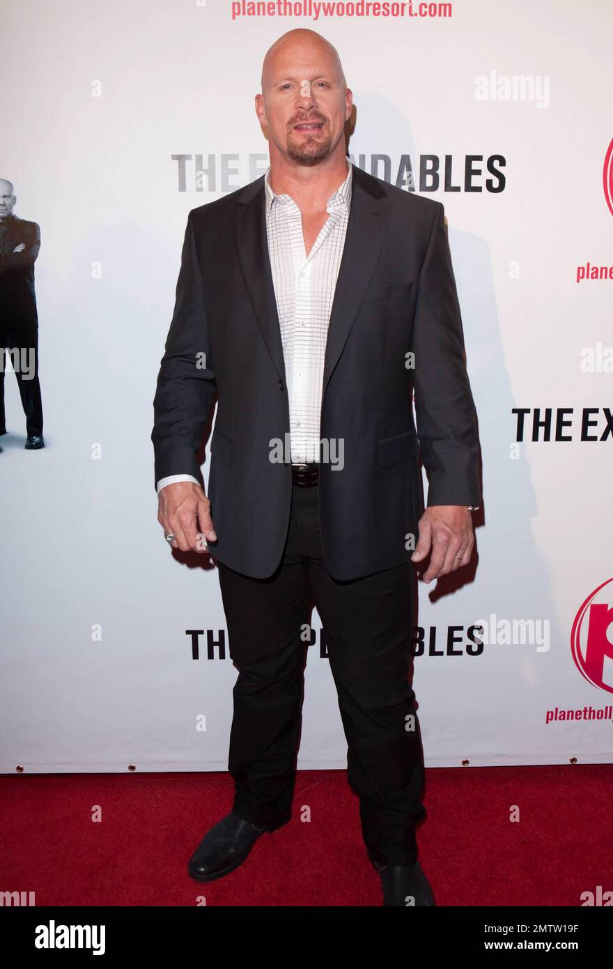 Steve Austin posiert auf dem roten Teppich vor einer besonderen ...