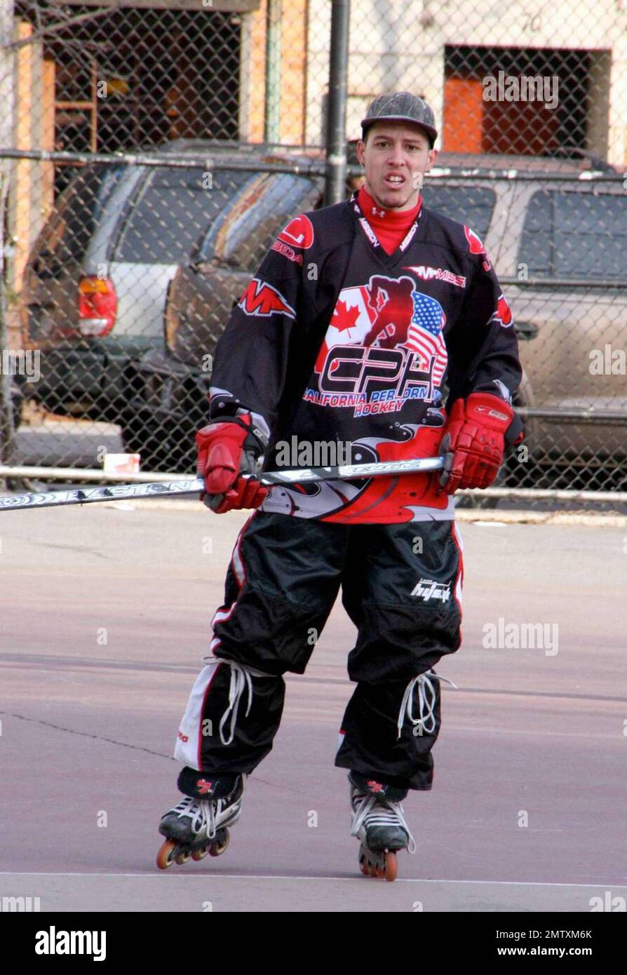Schauspieler Tim Robbins spielt mit einer Gruppe von Freunden in ...
