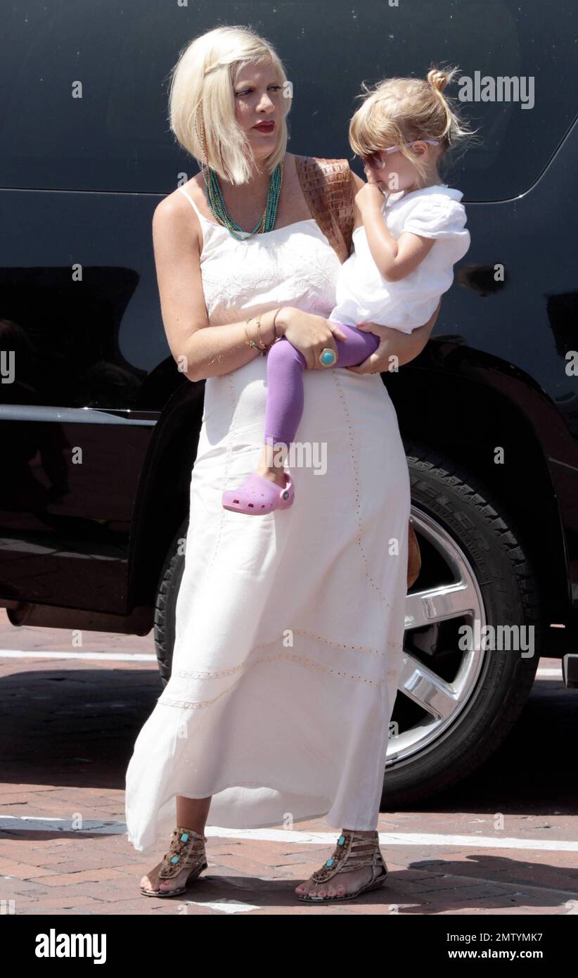 Die Schwangere Tori Spelling und ihre Familie kommen im Malibu Country ...