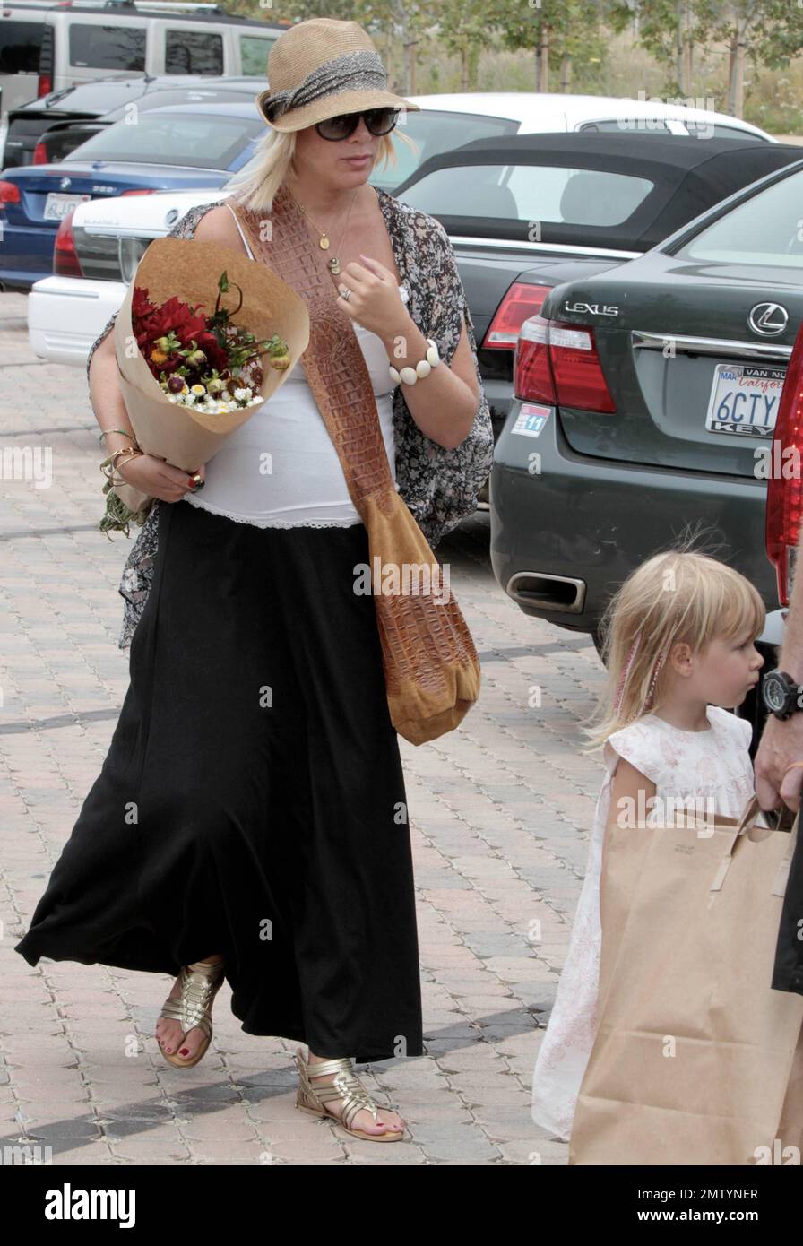 Schauspielerin Tori Spelling und Familie spielen in einem Park, nachdem ...