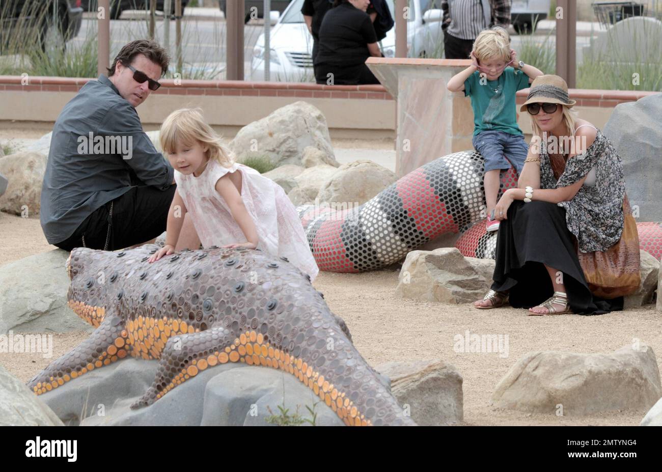Schauspielerin Tori Spelling und Familie spielen in einem Park, nachdem ...