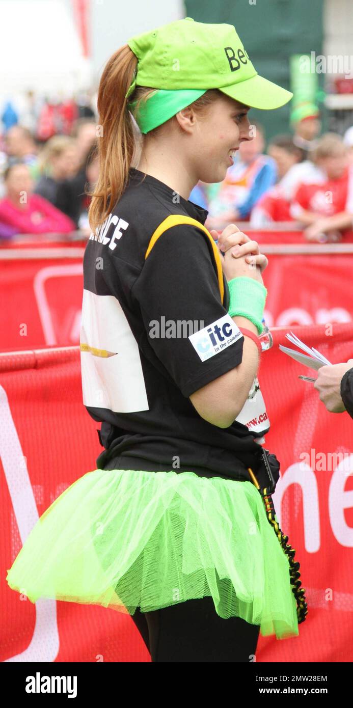 Prinzessin Beatrice von York trägt ein grünes Tutu und einen Hut ...