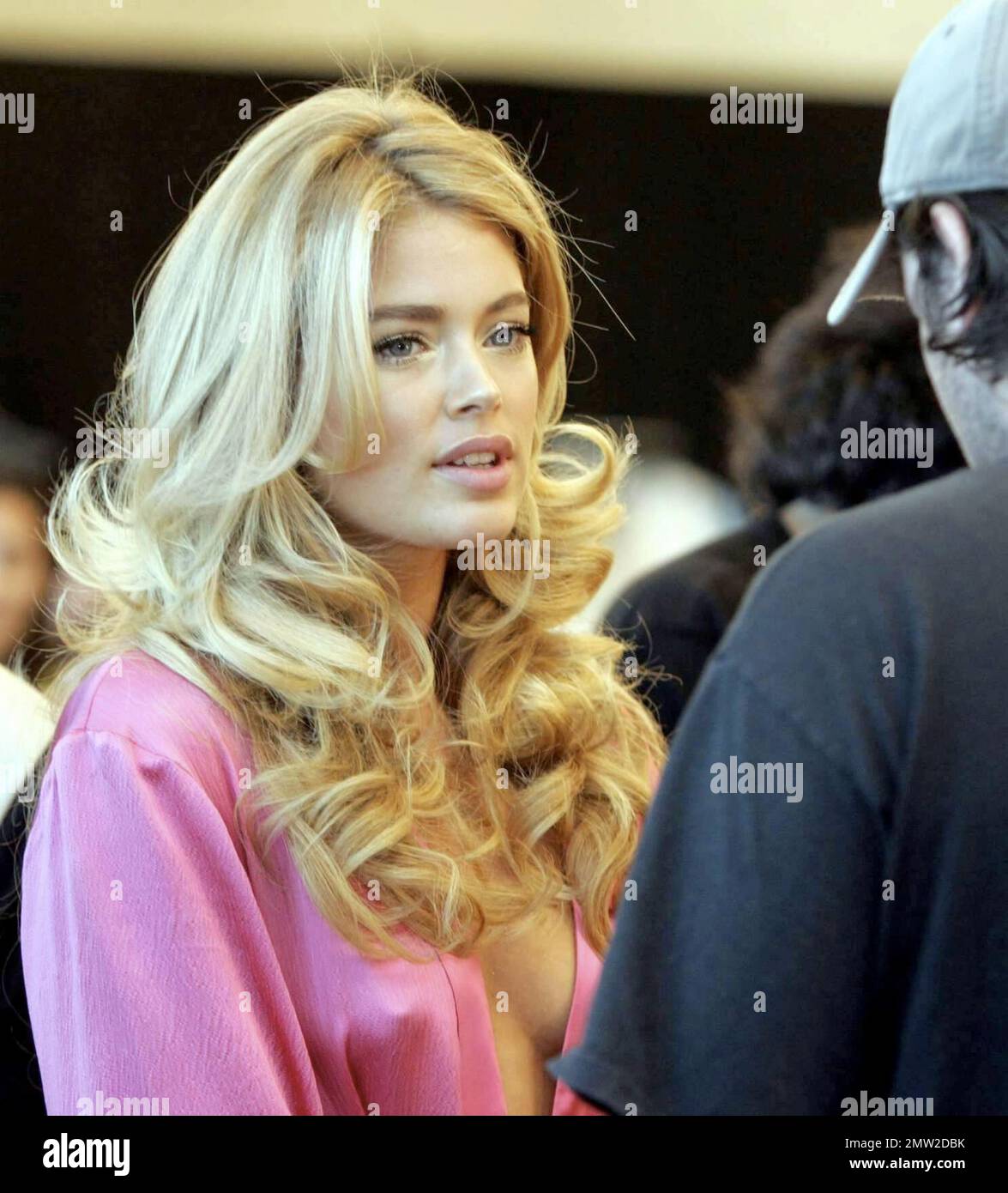 Doutzen Kroes lässt sich hinter der Bühne frisieren und schminken, bevor die Victoria's Secret ...