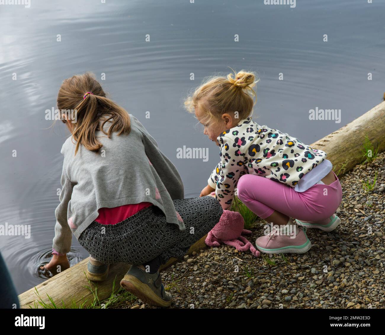 Kinder spielen im wasser -Fotos und -Bildmaterial in hoher Auflösung ...