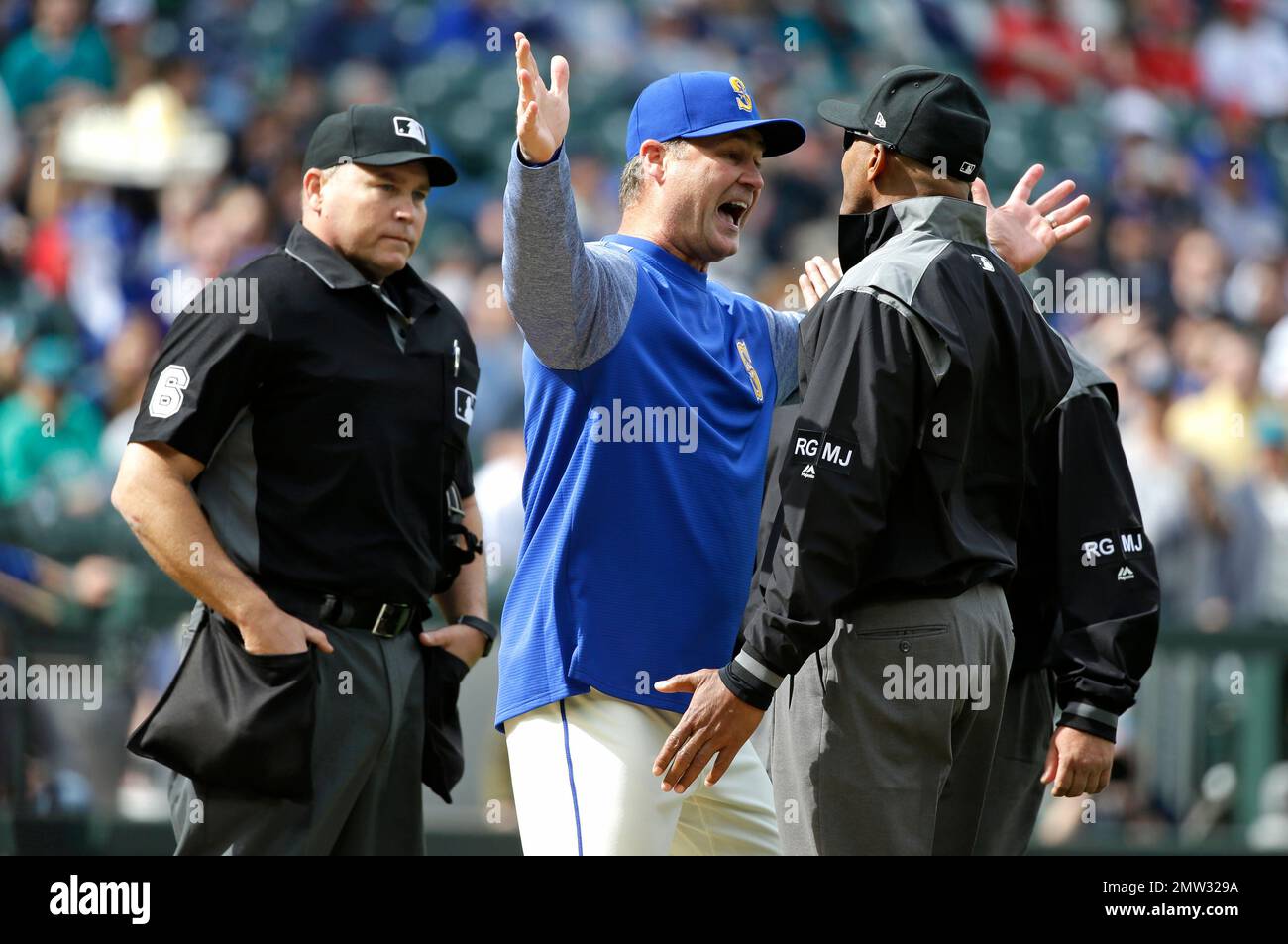 Seattle Mariners manager Scott Servais, center, argues with first base ...