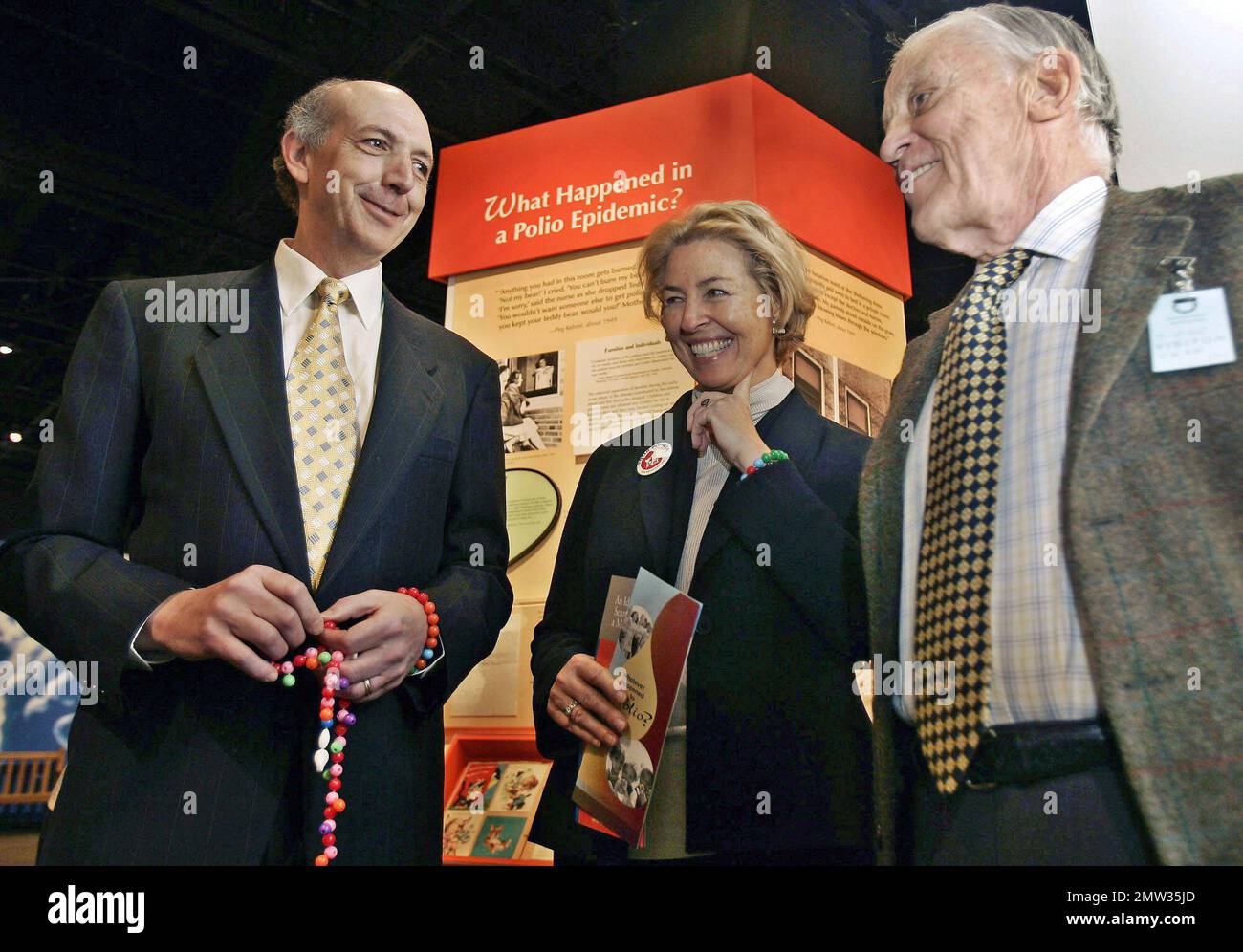 FILE – In this April 11, 2005, file photo, Dr. Jonathan D. Salk, left ...