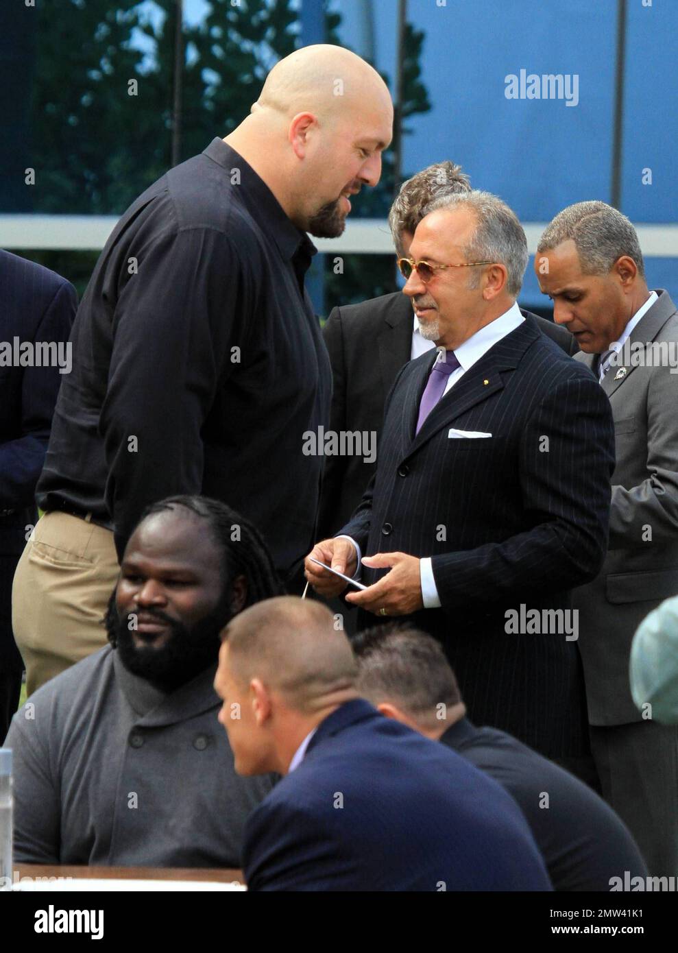 Der Musikmogul Emilio Estefan trifft den legendären Dolphins ...