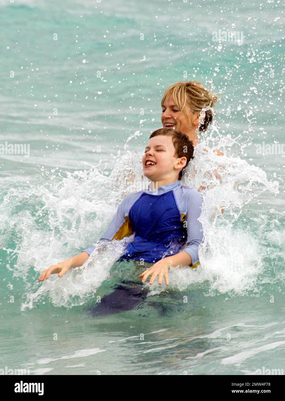 Die britische Fernsehpersönlichkeit Zoe Ball spielt mit ihrem Sohn ...