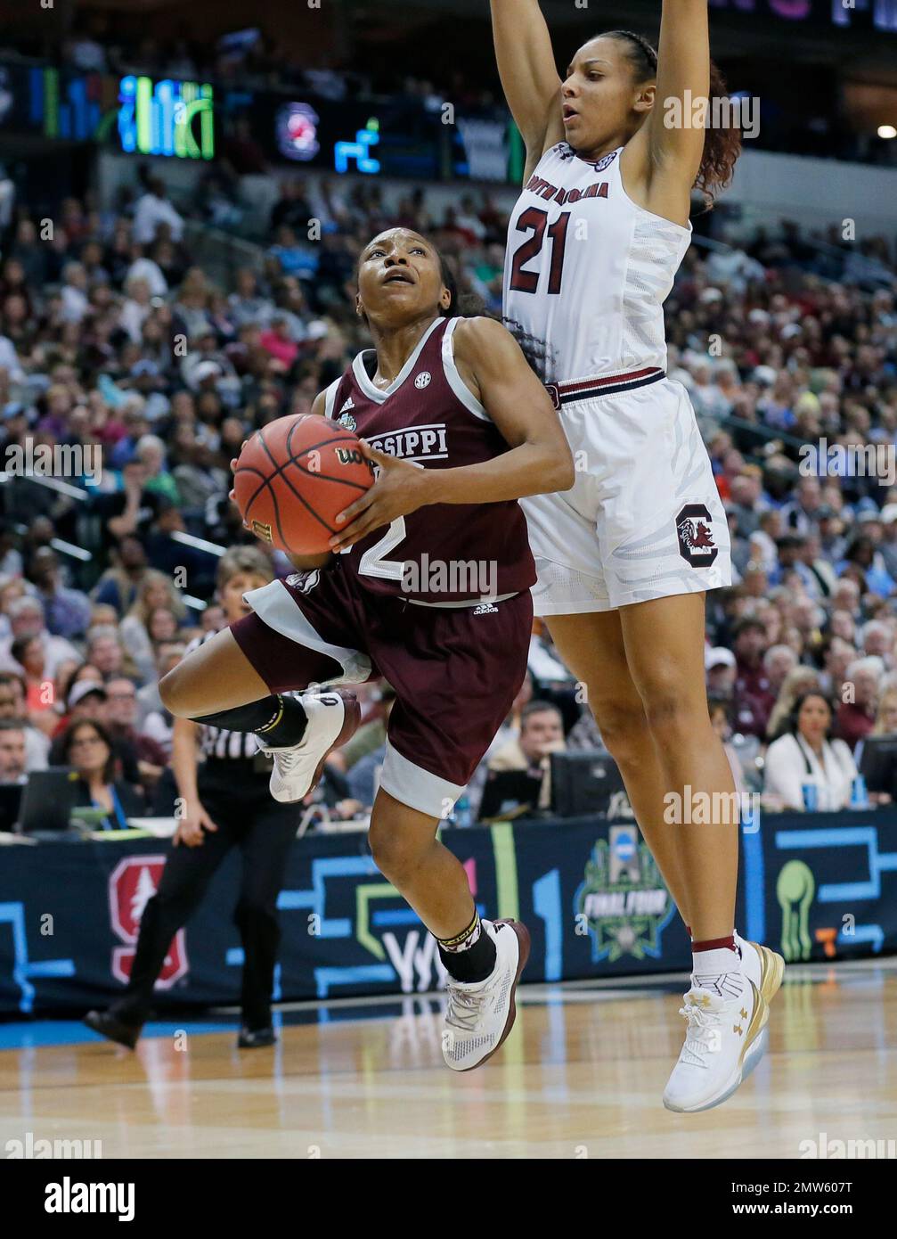Mississippi State guard Morgan William (2) drives to the basket against ...