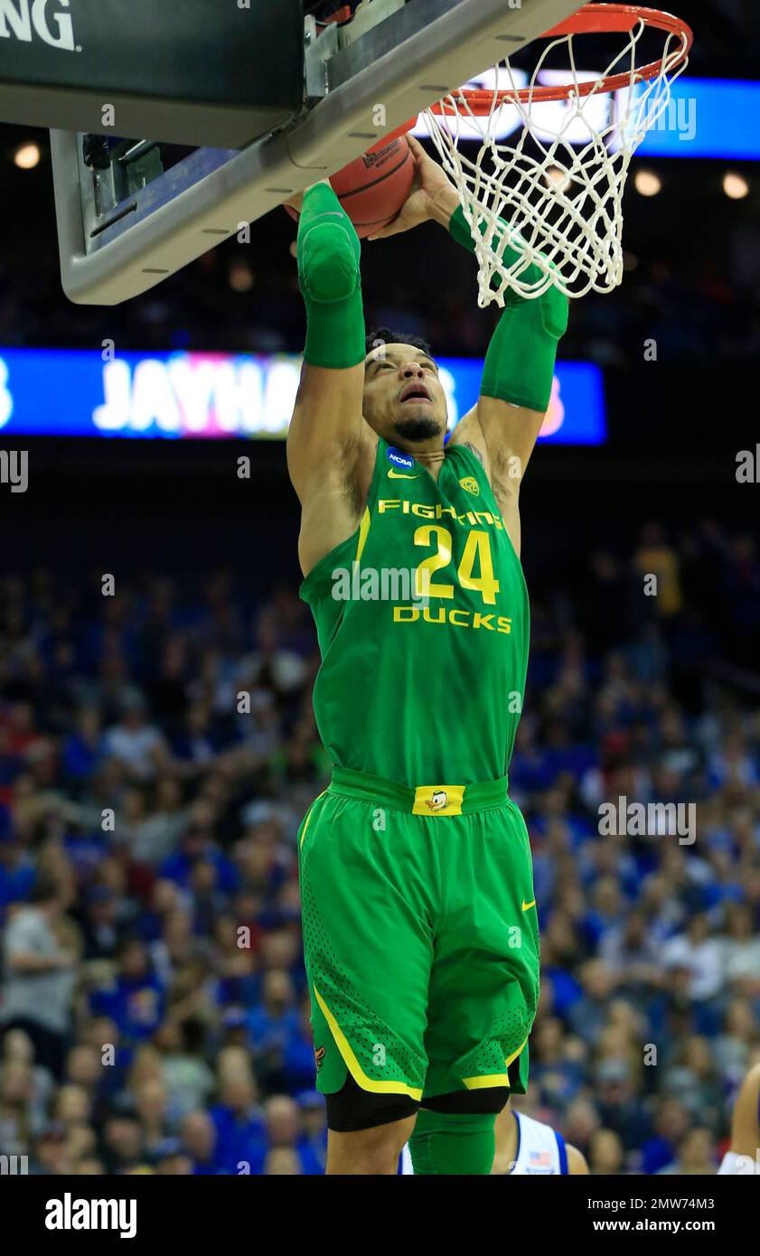 Oregon forward Dillon Brooks dunks the ball during the first half of a ...