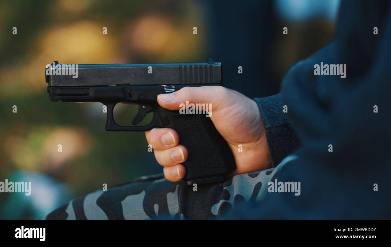 Bild der richtigen Art, eine Pistole in der Hand zu halten. Richtiger ...