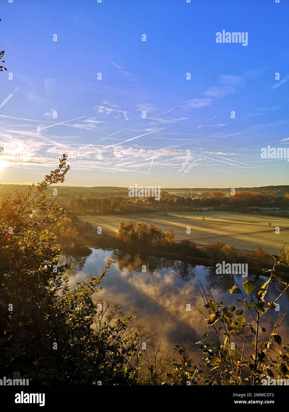 Das Ruhrtal in Mulheim in der Morgensonne und ein schöner Fluss ...