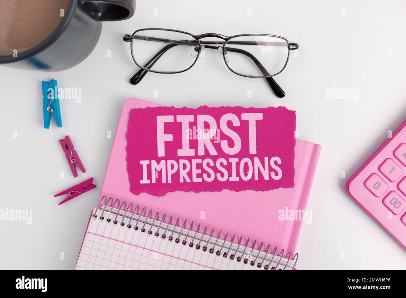 Schild mit den ersten Eindrücken. Konzeptfoto Was eine Person von Ihnen ...