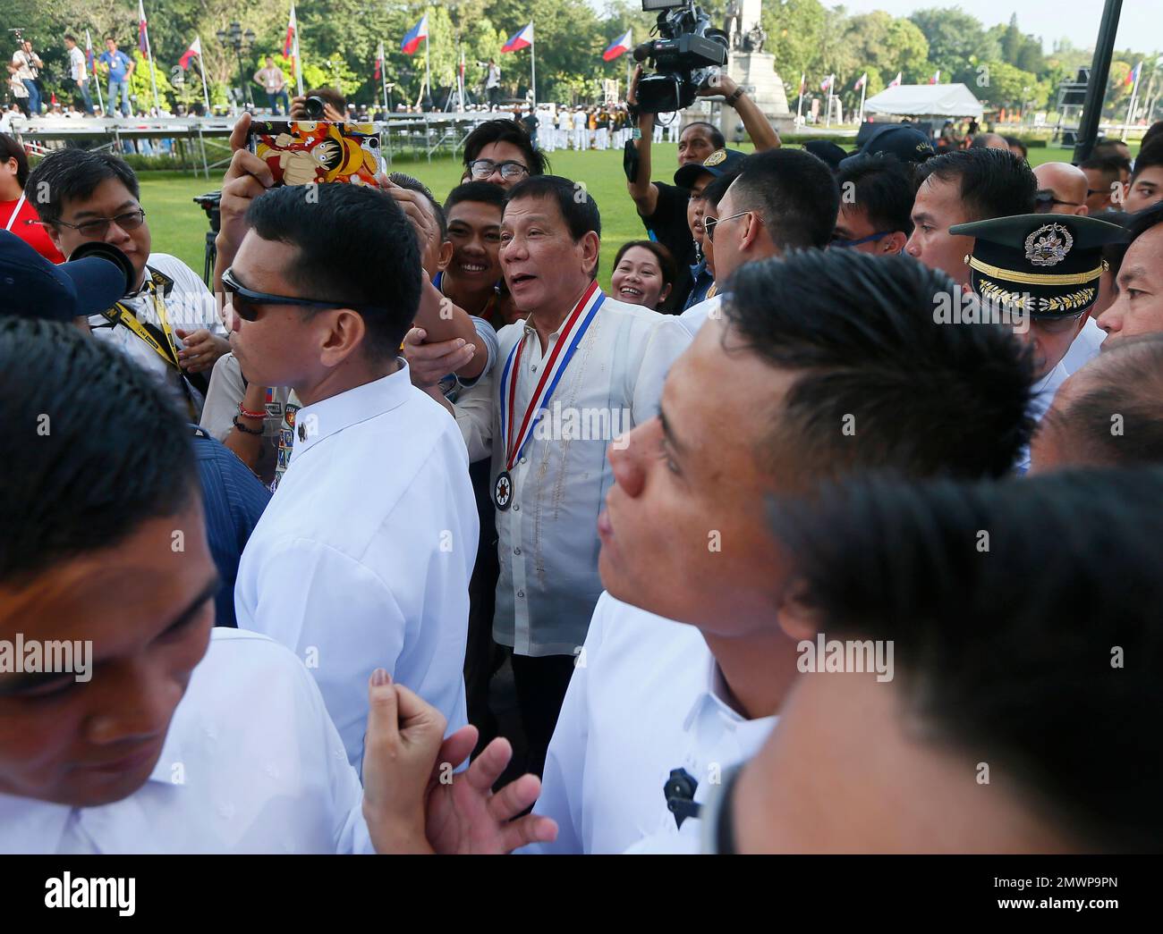 Philippine President Rodrigo Duterte, center, poses for souvenir photos ...