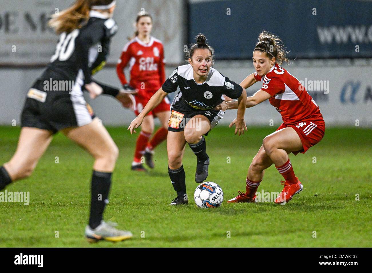 Aalst , 1. Februar 2023, Ulrike De Frere (11) von Aalst und Laura ...