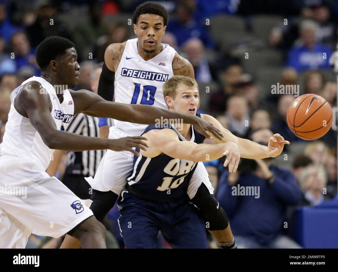 Oral Roberts' Jalen Bradley (10) passes the ball while defended by ...