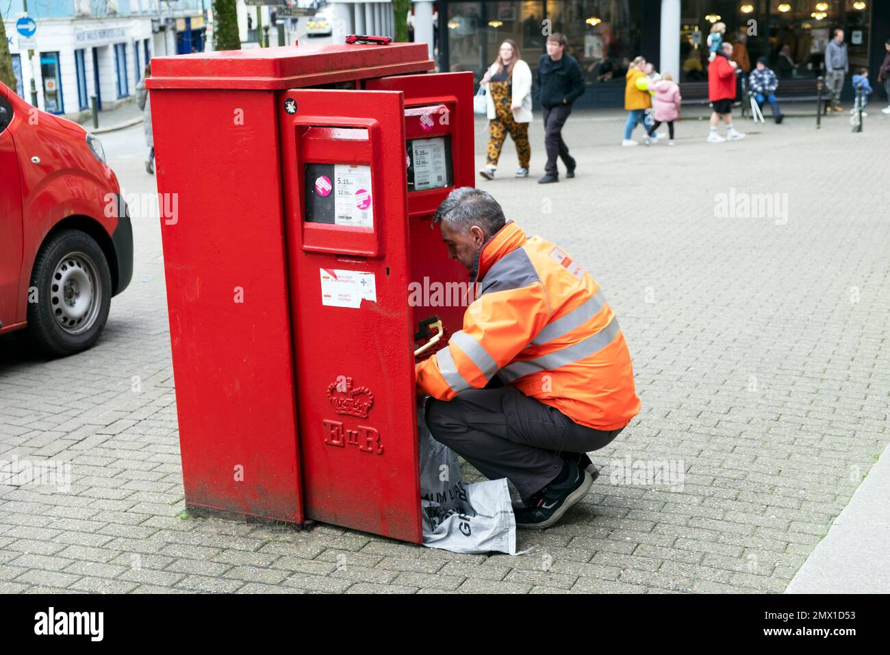 Postman emptying post box -Fotos und -Bildmaterial in hoher Auflösung ...