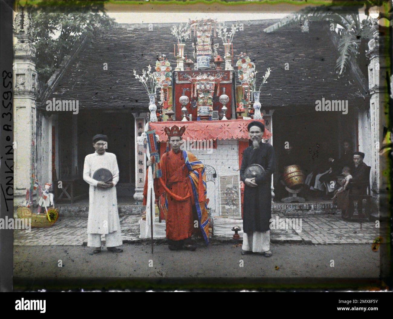 Tonkin, Indochina, der Meister und zwei seiner Assistenten vor dem ...