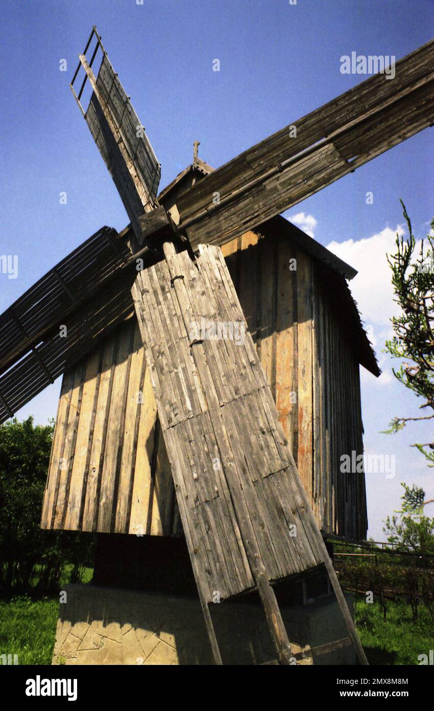 Tulcea County, Dobrogea, Rumänien, ca. 2000. Eine Windmühle (die als ...