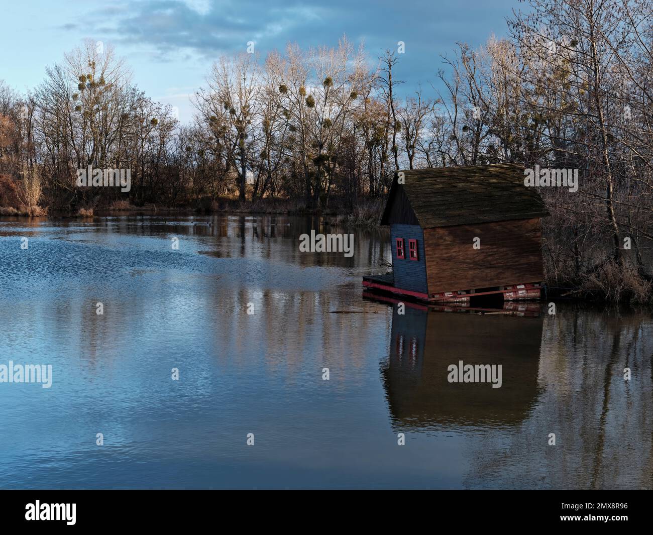 Hölzernes Hausboot mit roten Fenstern auf dem kleinen Dunaj Fluss im ...