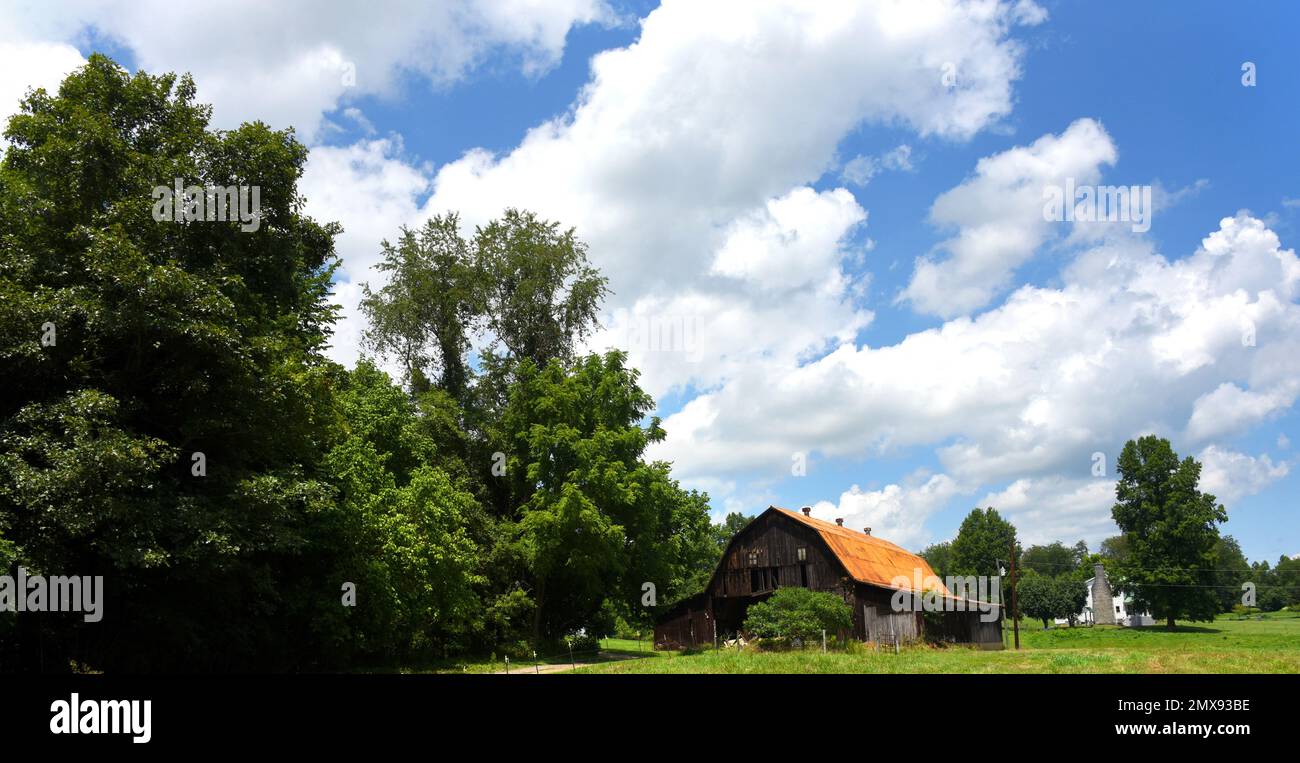 Das ungewöhnliche alte Metalldach an der Scheune ist orange gelb ...