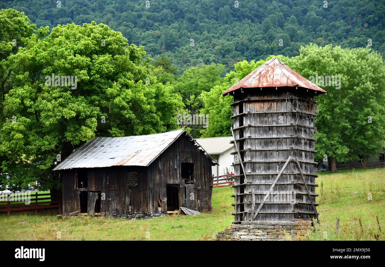 Altes, achteckiges Silo aus Holz mit rostfreiem Blechdach. Die Scheune ...