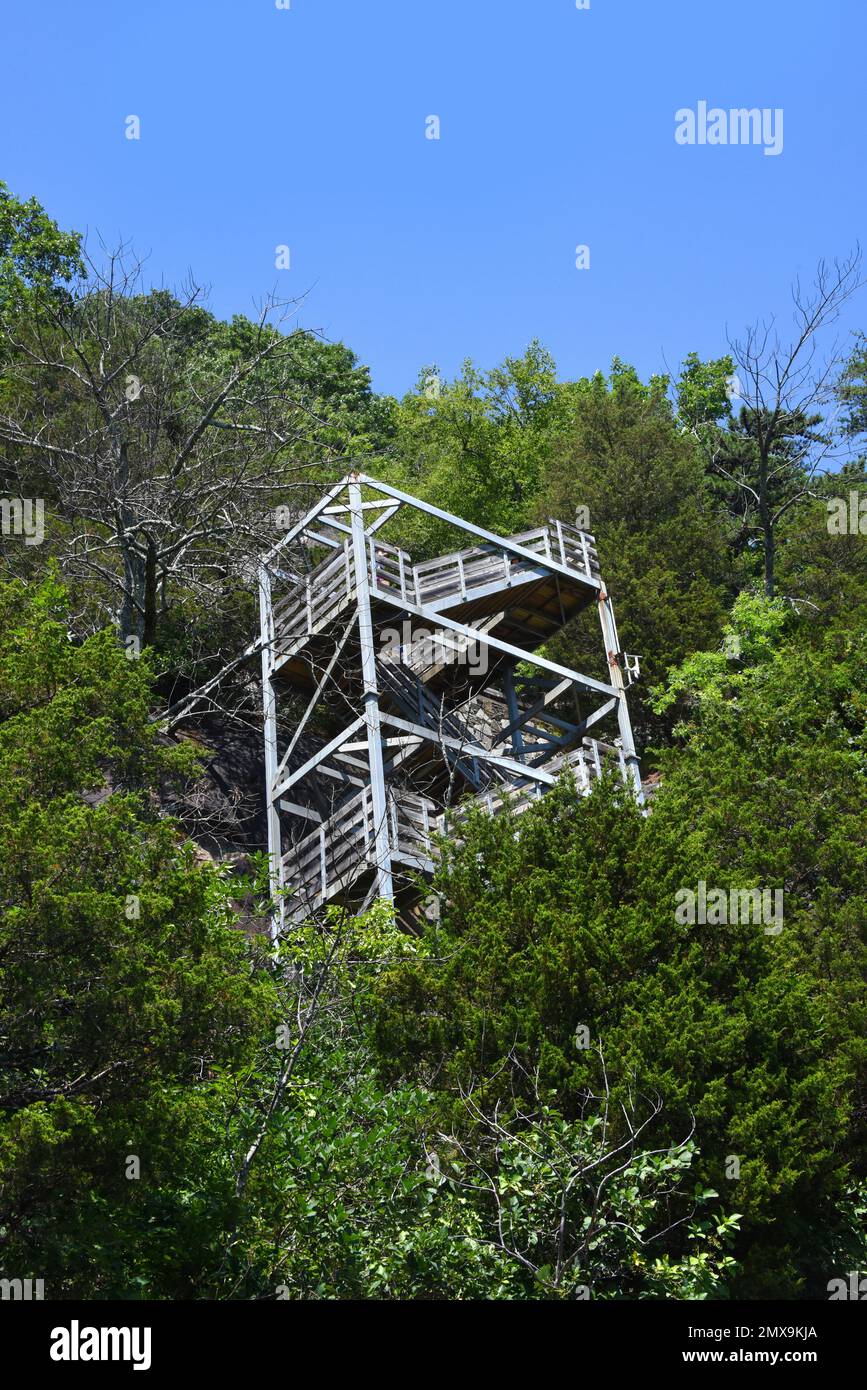 Der Exlamation Point Trail im Chimney Rock State Park in North Carolina ist über die Treppe zu ...
