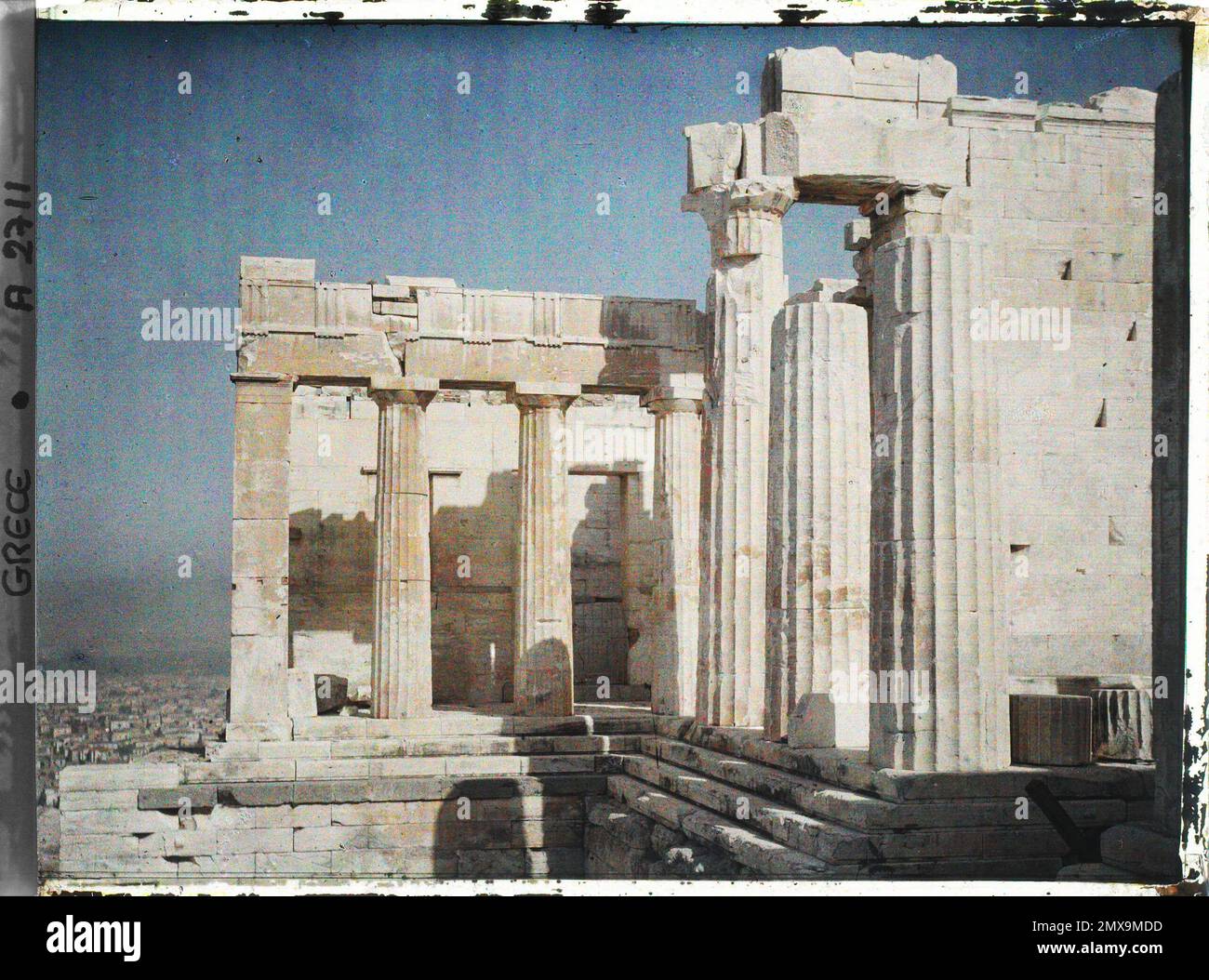 Athen, Griechenland auf der Akropolis, die Pinacotèque (im Hintergrund ...