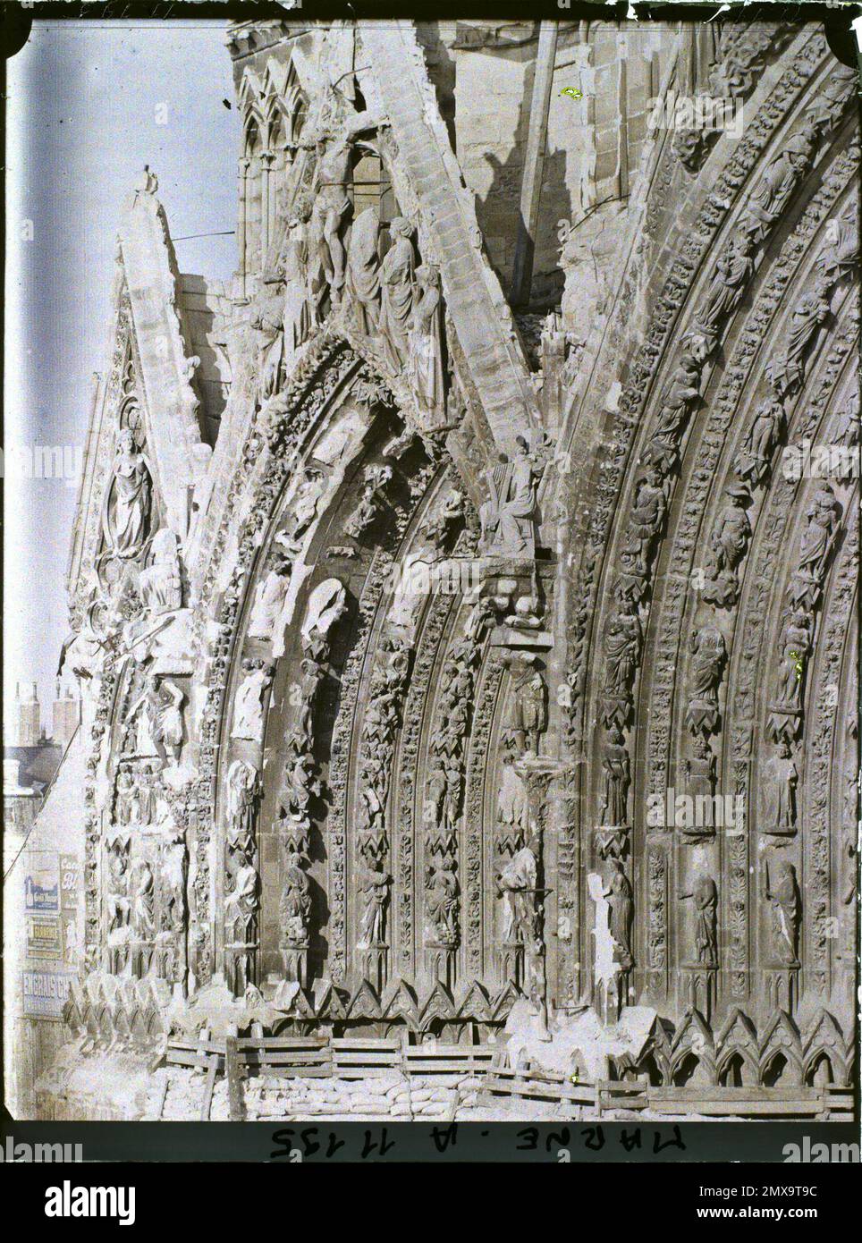 Reims, Marne, Champagner, Frankreich Detail des Gâbleet des Tympans des ...