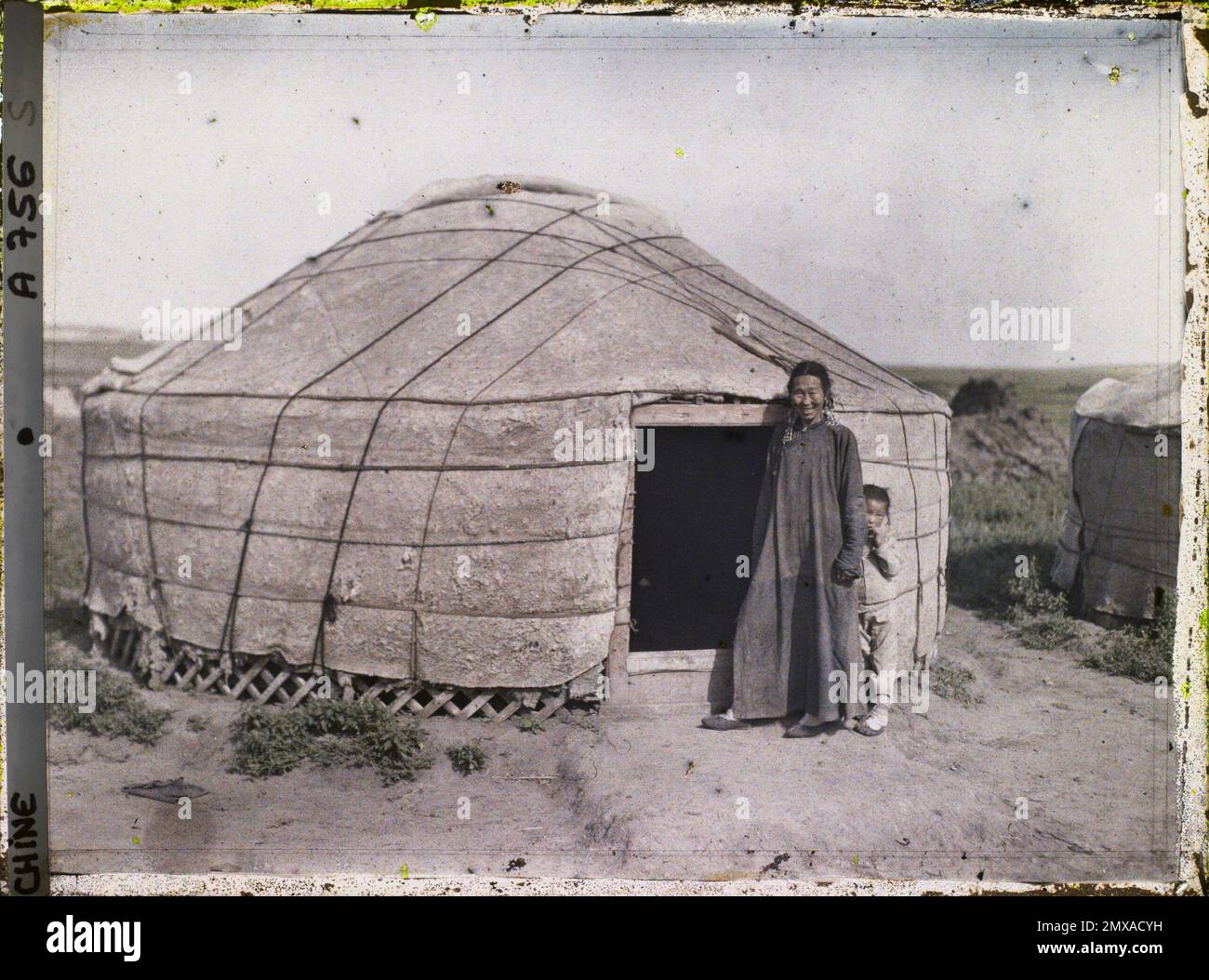 Rund um Kalgan, China, eine Frau und ein Kind vor einer Jurte, 1912 ...