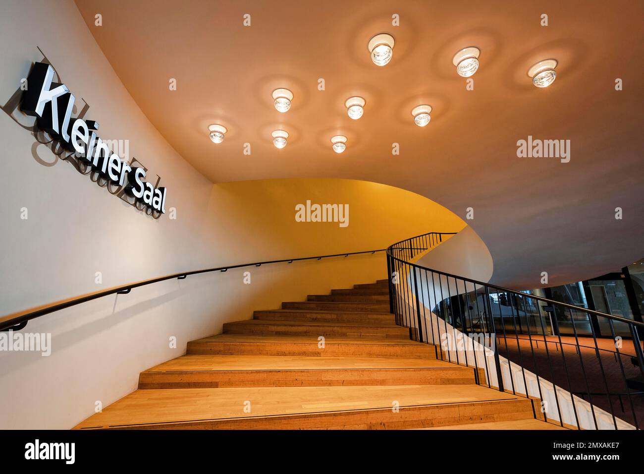 Beleuchtete Treppe, kleiner Saal, Plaza, Konzerthalle der ...