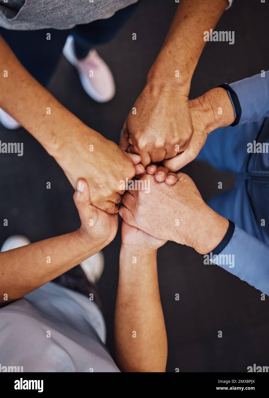 Hände, Teamwork und Fitness mit Sportlern, die im Gym von oben für die ...