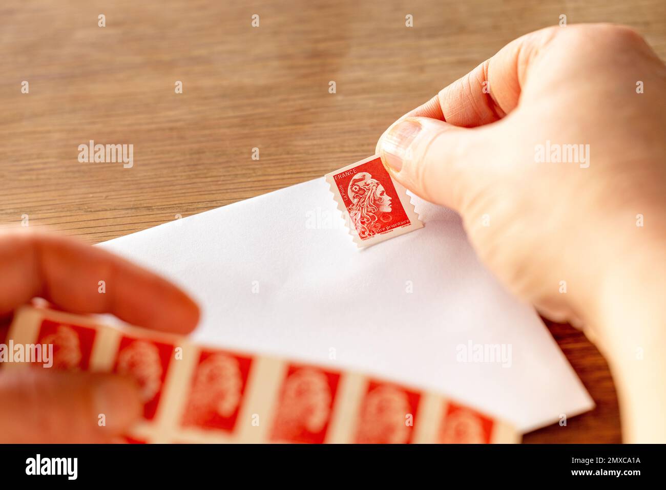 Paris, Frankreich - 01. Januar 2023: Der rote Stempel des Postamtes ...