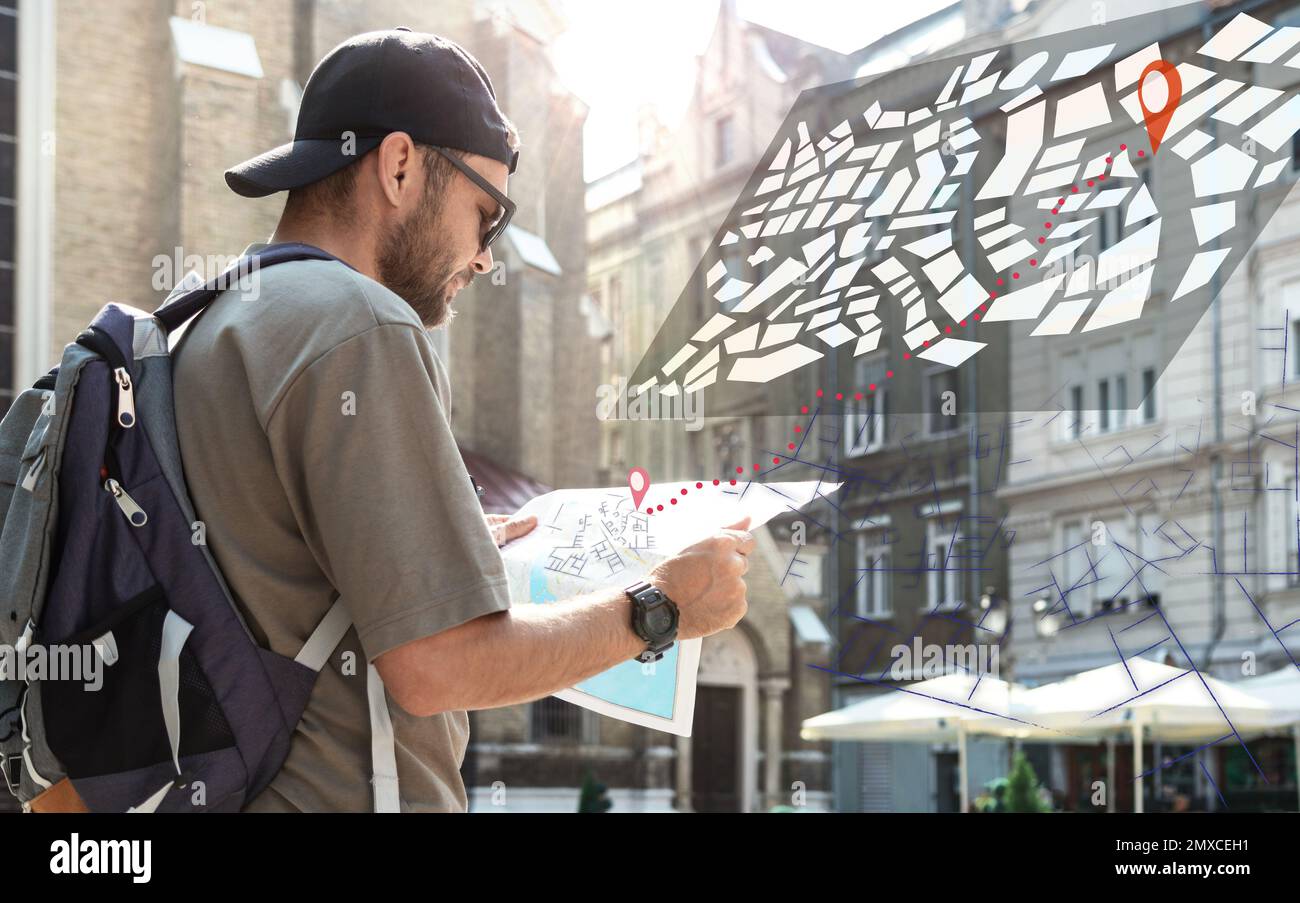 Mann mit Rucksack, der durch die Stadt reist, die Karte in der Hand ...