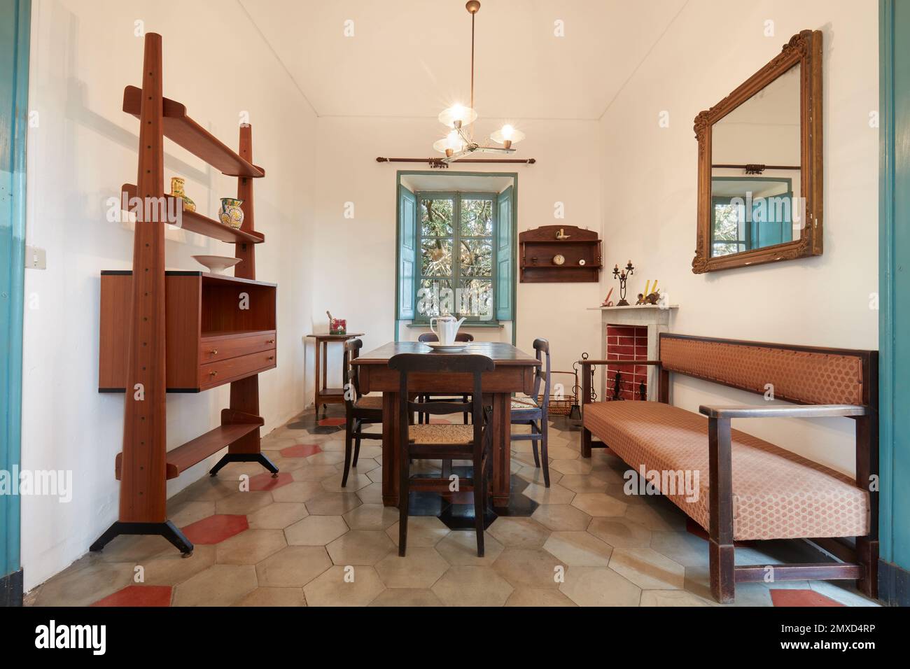 Innenraum des alten hauses -Fotos und -Bildmaterial in hoher Auflösung ...