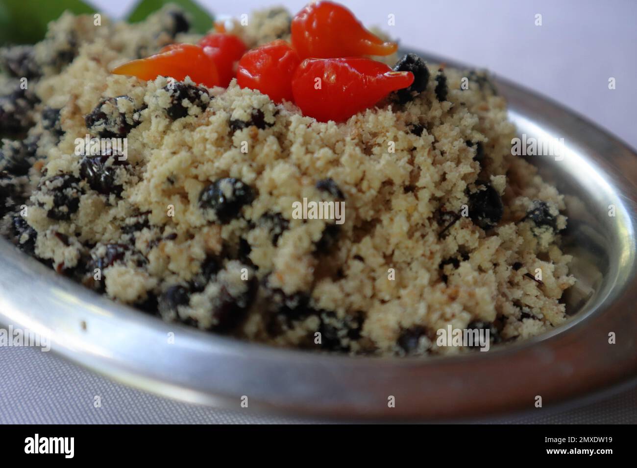 Ameise mit Kassavenmehl, auch als ica bekannt, einheimische Mahlzeit ...