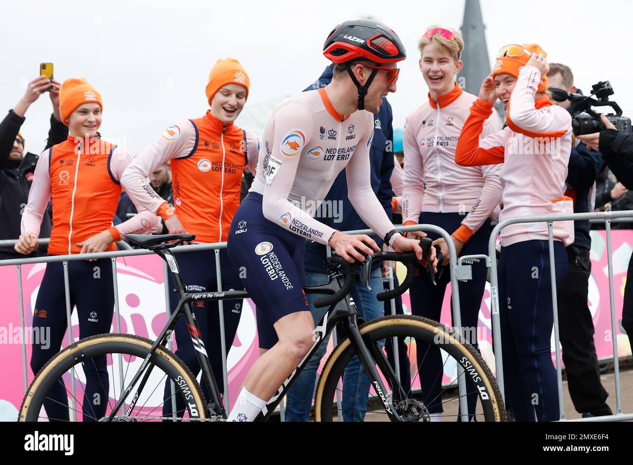 HOOGERHEIDE - Ryan Kamp feiert den Sieg mit Teamkollegen während der ...