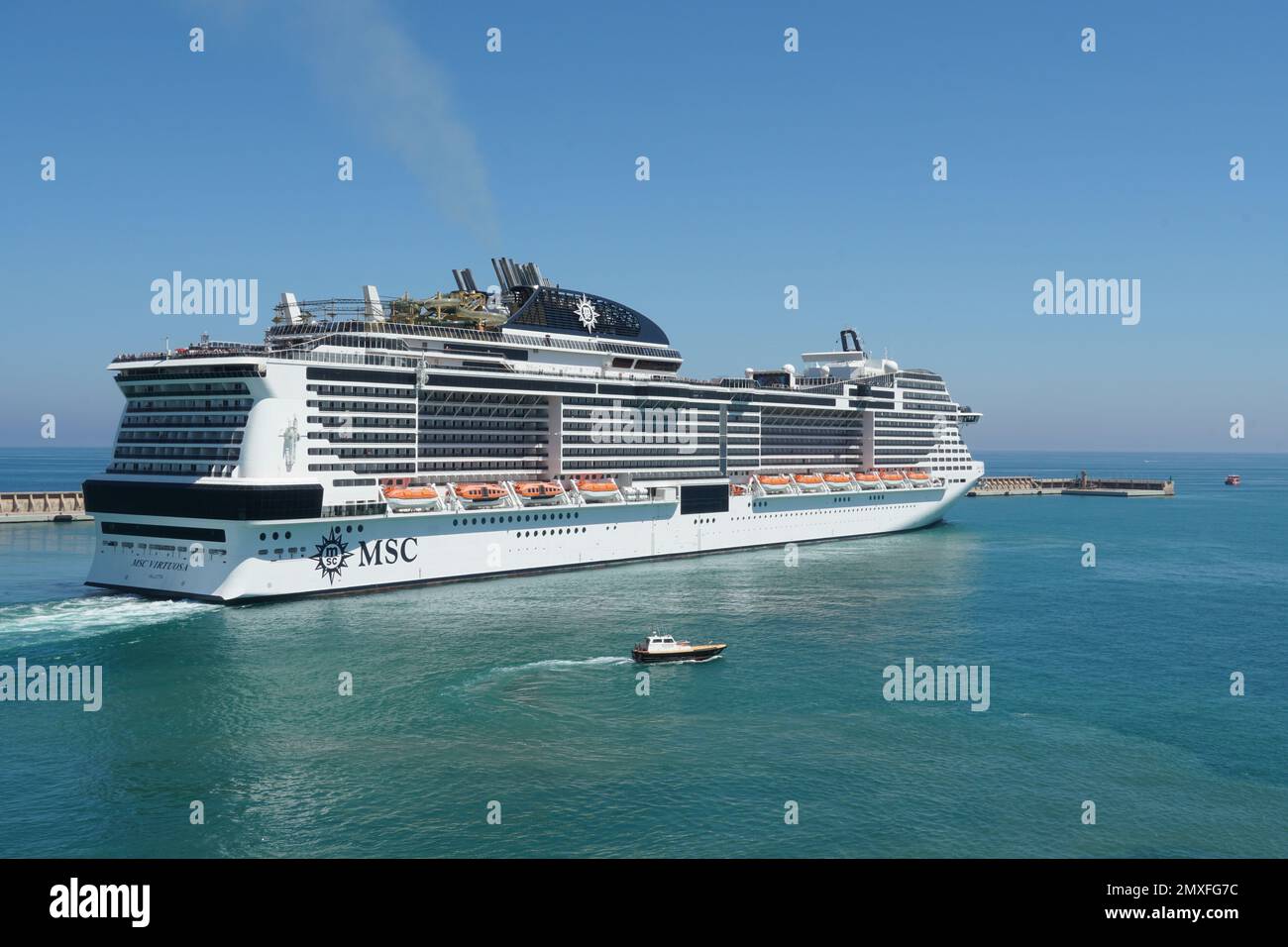 MSC Virtuosa verlässt im Sommer den Hafen von Malaga. Passagierschiff ist ein Kreuzfahrtschiff ...