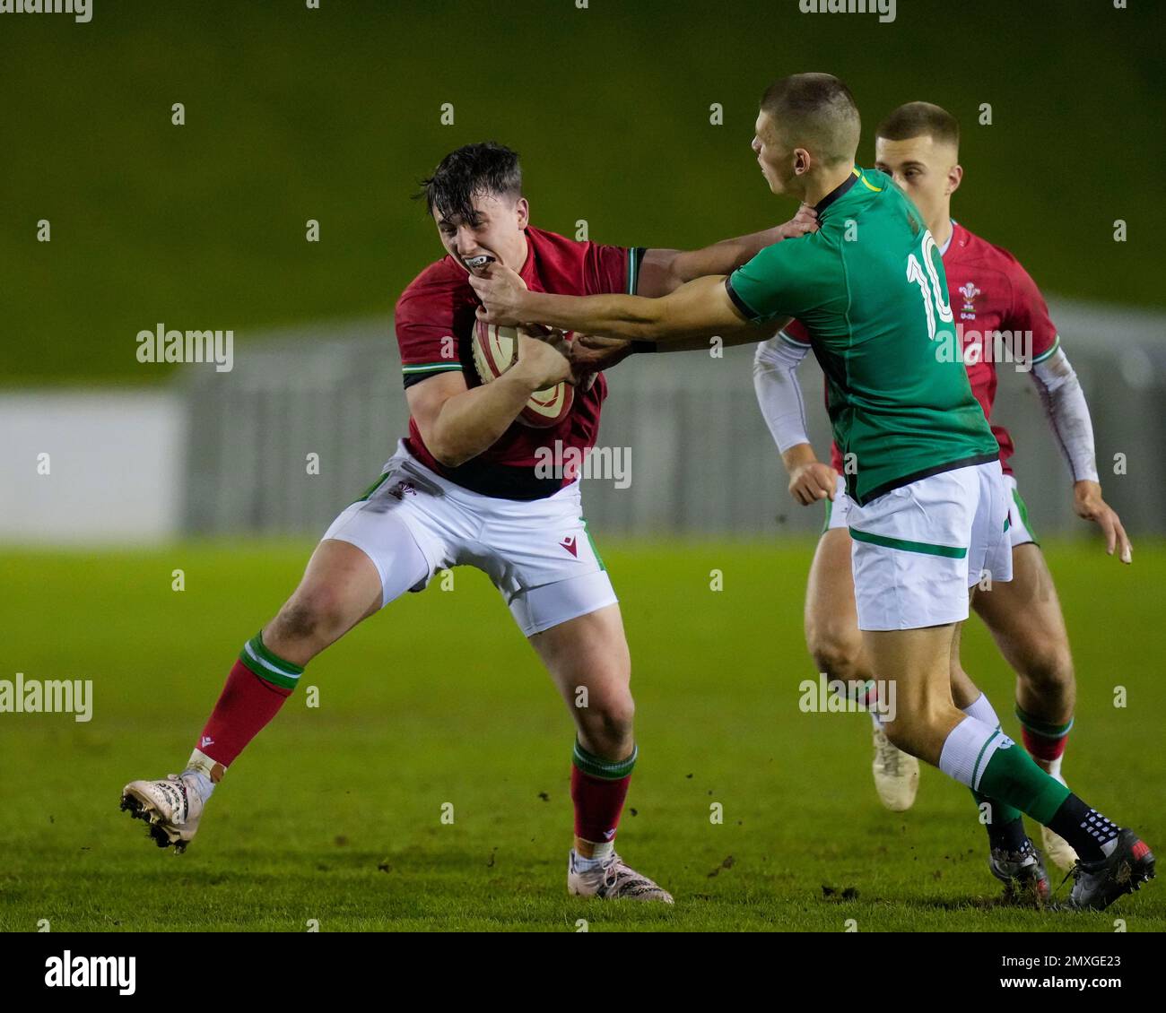 Harri Ackerman #12 of Wales gibt Sam Prendagast #10 of Ireland U20 ...