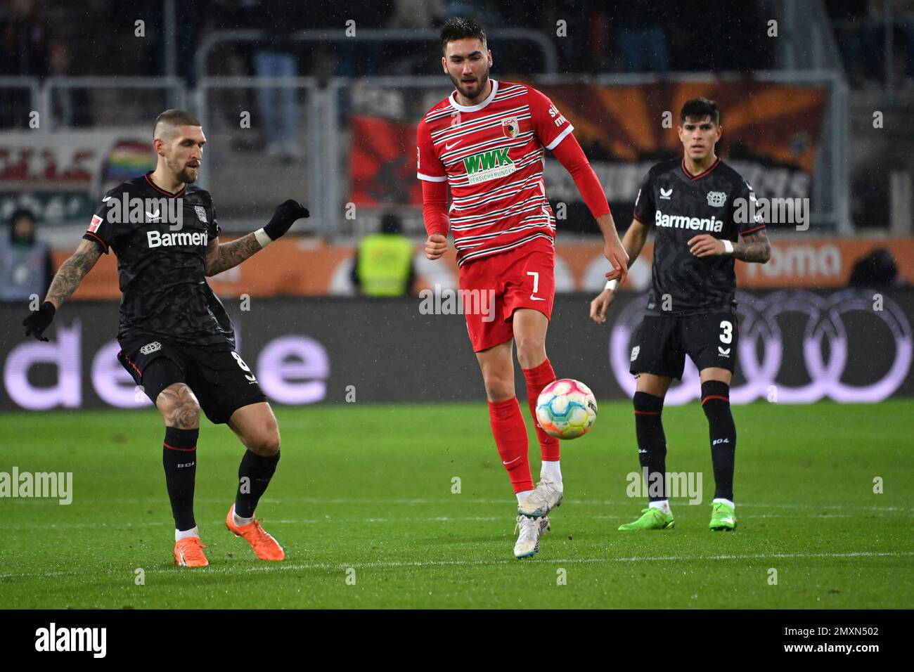 Dion BELJO (FC Augsburg, With), Action, Duels gegen Robert ANDRICH ...