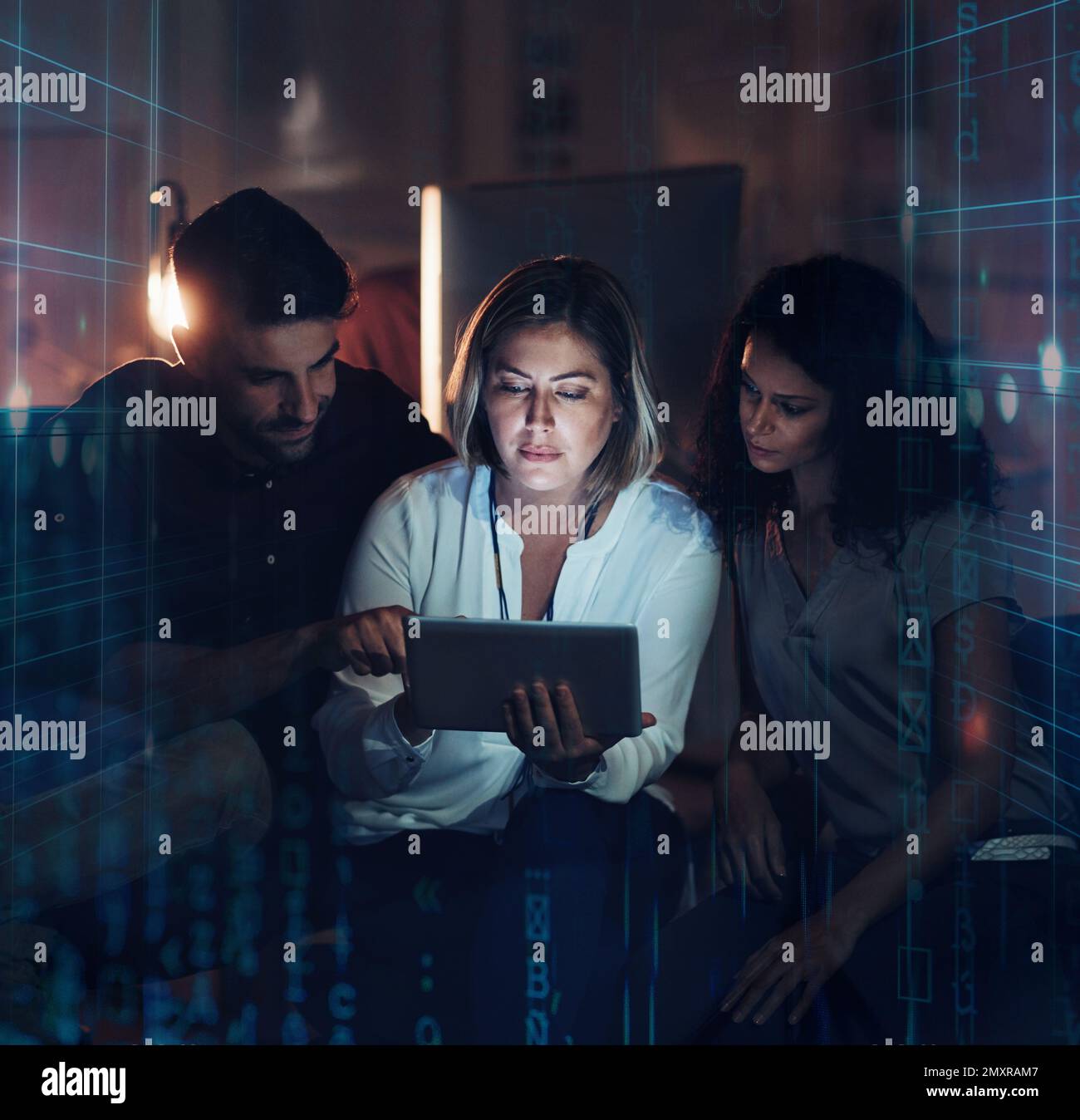 Daten-Hologramm, zukünftiges Overlay und Tablet bei Nacht mit Statistiken und IT-Teamplanung ...