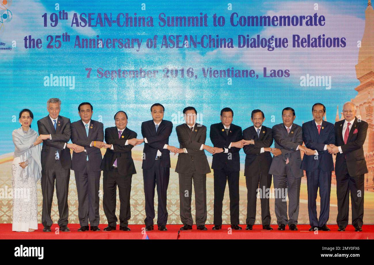 China's Premier Li Keqiang, fifth from left, links hands with leaders ...