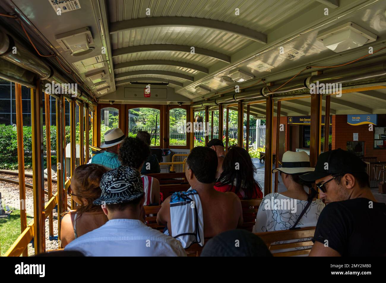 Passagiere sitzen in einer der Straßenbahnen von Santa Teresa, die an ...