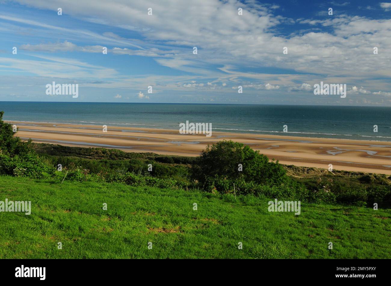 Blick vom amerikanischen Friedhof zum Omaha Beach in der Normandie ...