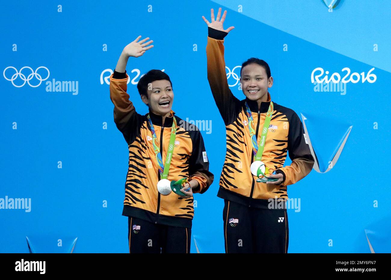 Malaysia's silver medalists Pandelela Rinong, right, and Cheong Jun ...