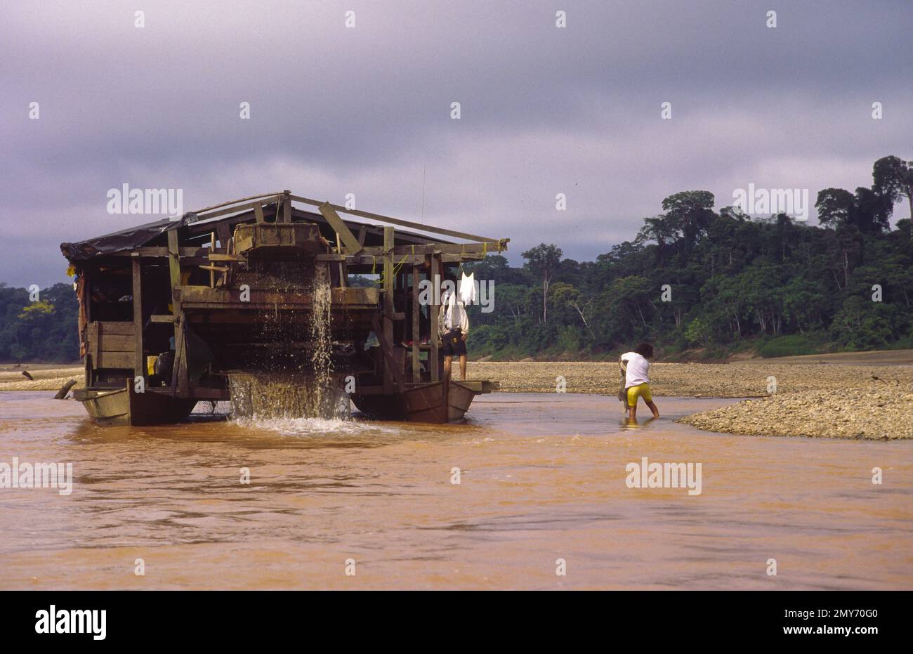 Der Fluss Tambopata im Amazonasbecken von Peru ist ein wichtiger ...